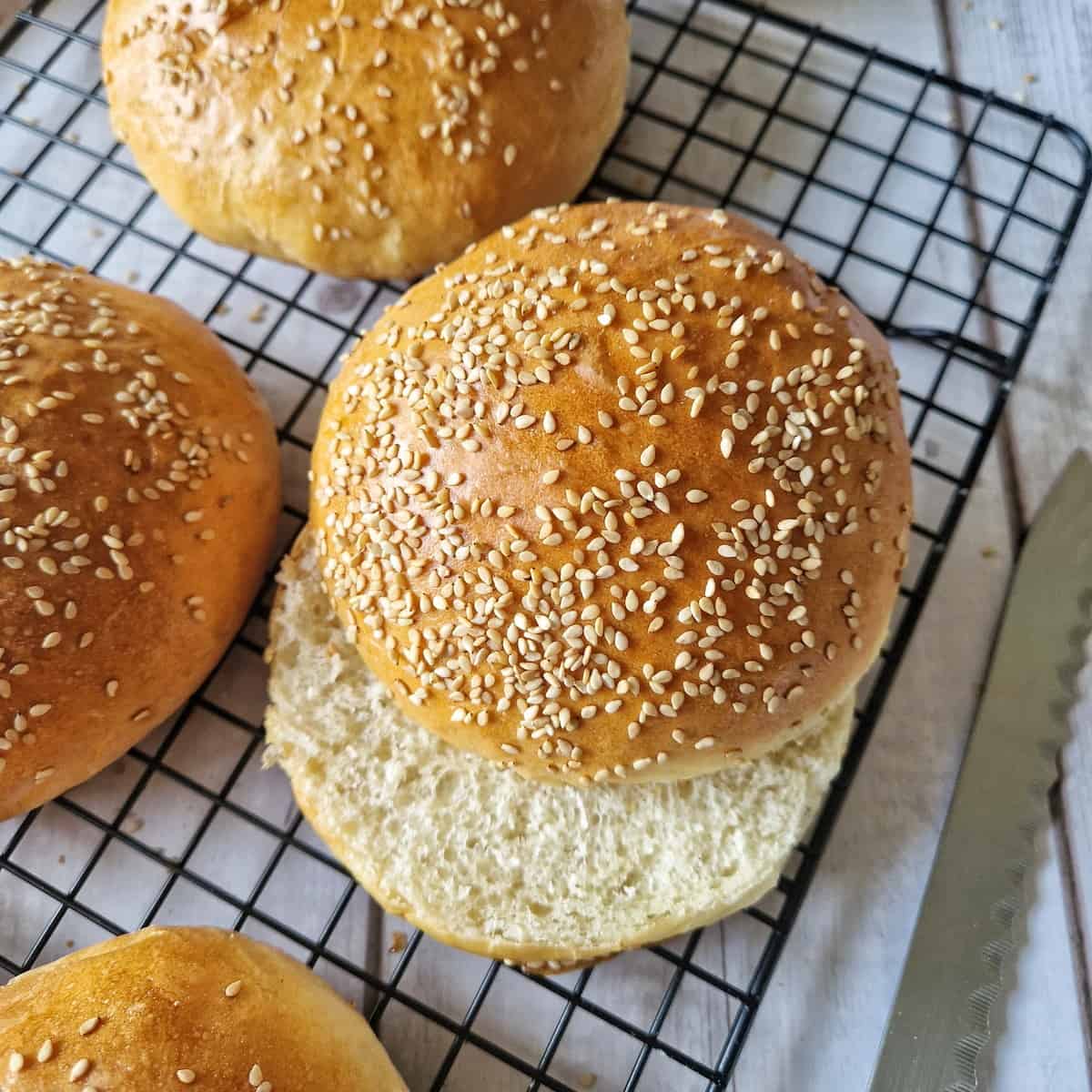 Brioche Burger Buns: Hamburgerbrötchen ganz einfach selber machen ...
